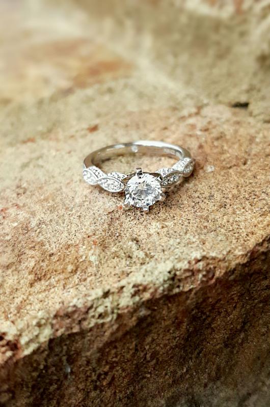20 Engagement Rings Under $1000