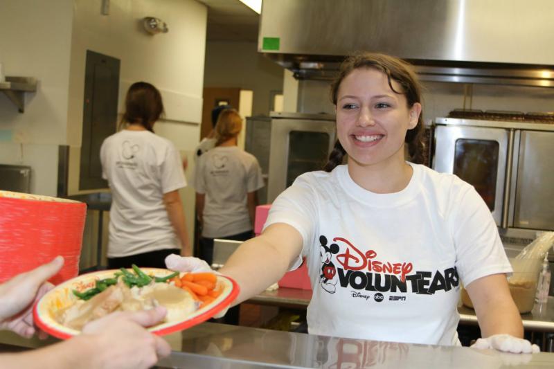 Disney VoluntEARS Share Thanksgiving with Those in Need